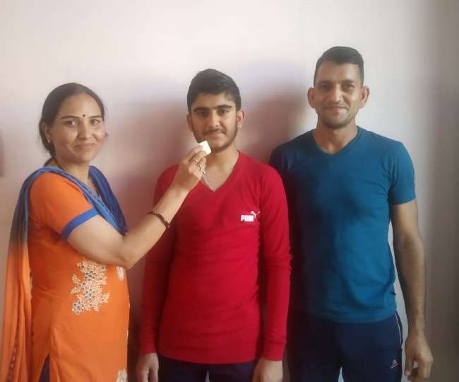 HPBOSE 10th Toppers वैज्ञान‍िक बनकर देश सेवा करना चाहता है क्ष‍ित‍िज ...