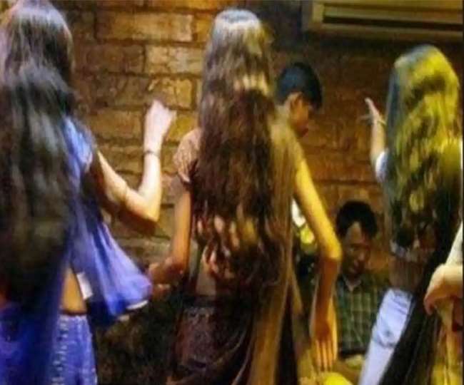 Supaul News भतीजी की शादी में सरपंच ने डीजे की धुन पर डांसर के साथ खूब