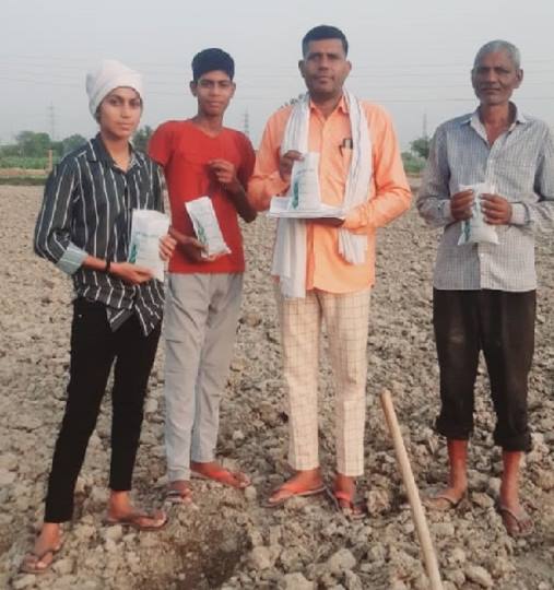 छात्र ले रहे मिट्टी-पानी के नमूने, सरकार दे रही मानदेय - Government is ...