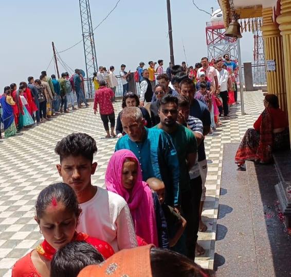 सिद्धपीठ सुरकंडा में उमड़ी श्रद्धालुओं की भीड़ - Crowd of devotees ...