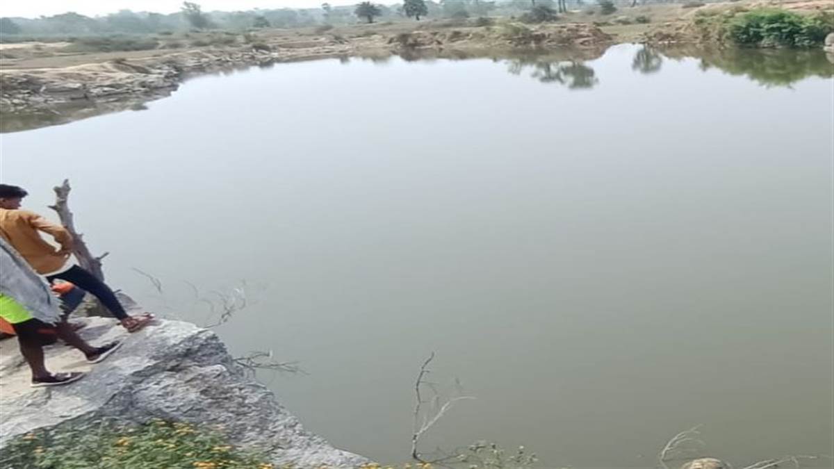 Koderma News कोडरमा में पत्थर खदान के पानी में डूबा किशोर खोजबीन के लिए बुलाए जा रहे गोताखोर ...