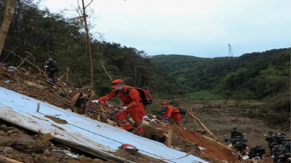 चीन में क्रैश हुआ प्लेन, दुर्घटना के बाद कई घरों में लगी आग; दो महीने ...