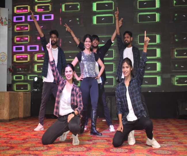 Nauchandi Mela: देशभक्ति के तरानों से गूंजा नौचंदी मेले का पटेल मंडप ...