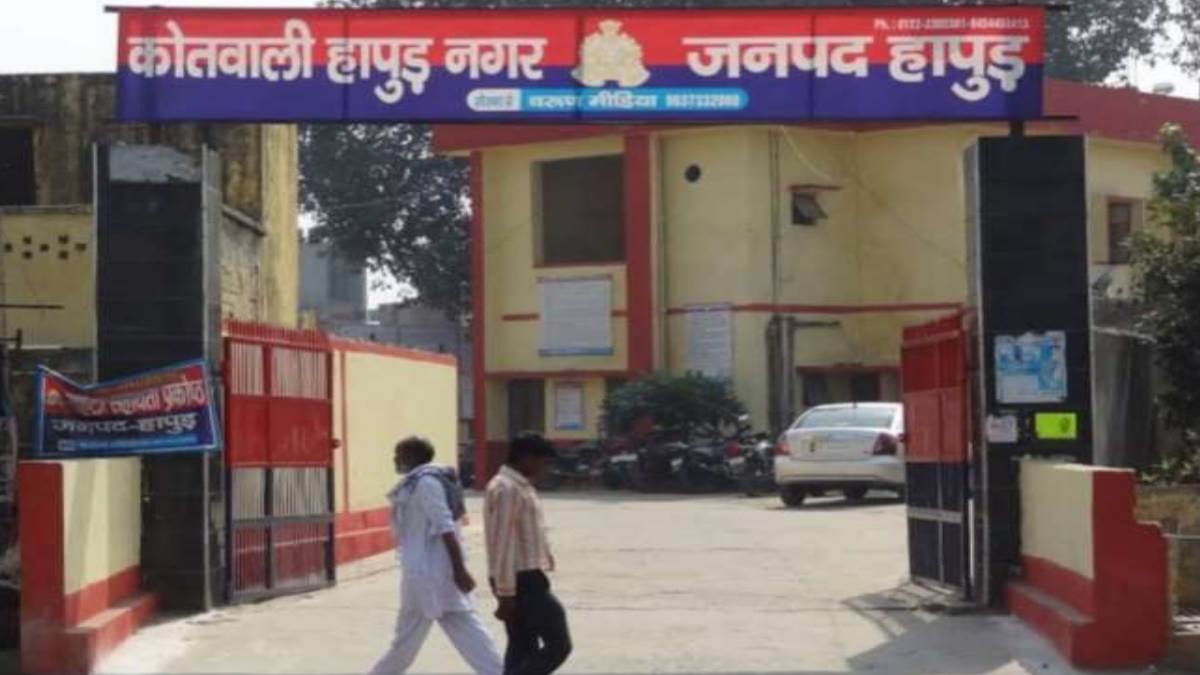 Hapur: मंदिर में घुसकर नमाज पढ़ने लगा युवक, हरकत देख हैरान रह गए ...