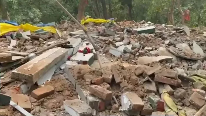 बहराइच में लक्कड़ शाह समेत चार मजारों पर चला वन विभाग का बुलडोजर, पुल ...