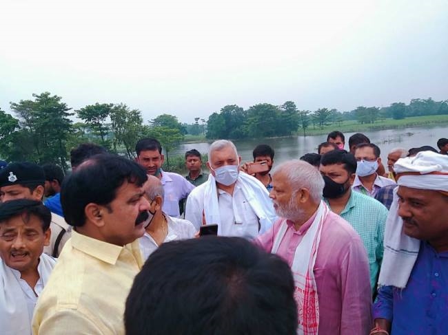सुप्पी के जमला परसा गांव में मंत्री जी सरकारी गाड़ी छोड़ मोटरसाइकिल पर ...