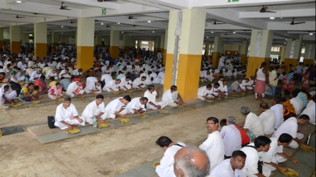 देवघर का सत्संग आश्रम लाखों लोगों की आस्था का केंद्र, आधुनिक रसोई में ...