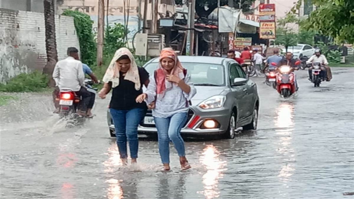 Meerut Weather Today: मेरठ के आसपास हुई बारिश से भीषण उमस के बीच मिली ...