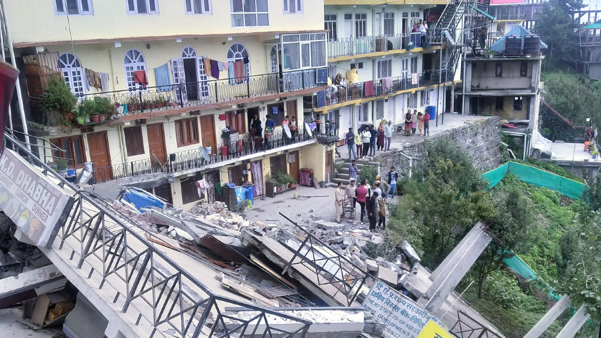 Shimla Building Collapse: शिमला के चौपाल बाजार में चार मंजिला भवन गिरा ...