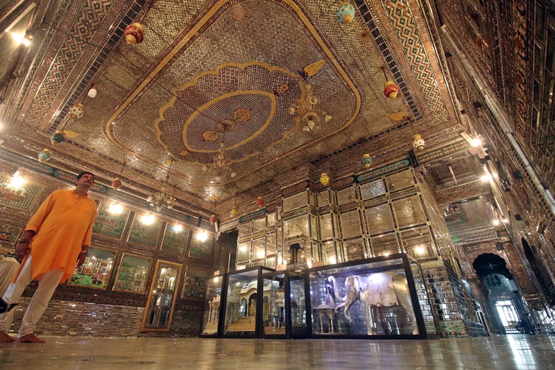 Kanch Mandir Indore: बेल्जियम से मंगवाया रंगीन कांच, जयपुर और ईरान के ...