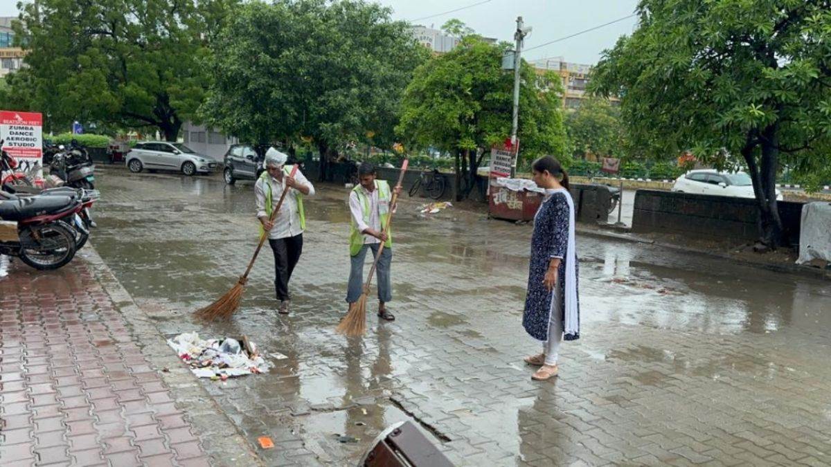 Delhi Rains: जलभराव के बाद हुई गंदगी को साफ करने उतरें BJP पार्षद ...