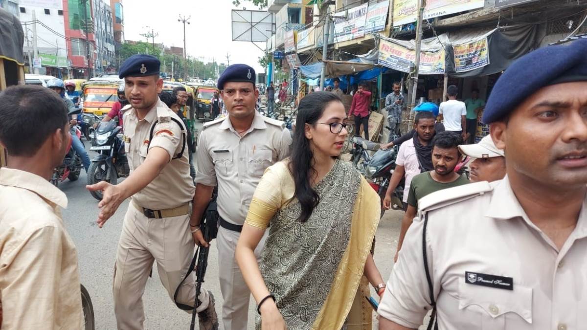 IAS Alankrita Pandey: बिहार में DM मैडम का एक्शन! सड़क पर उतरकर दर्जनों ...