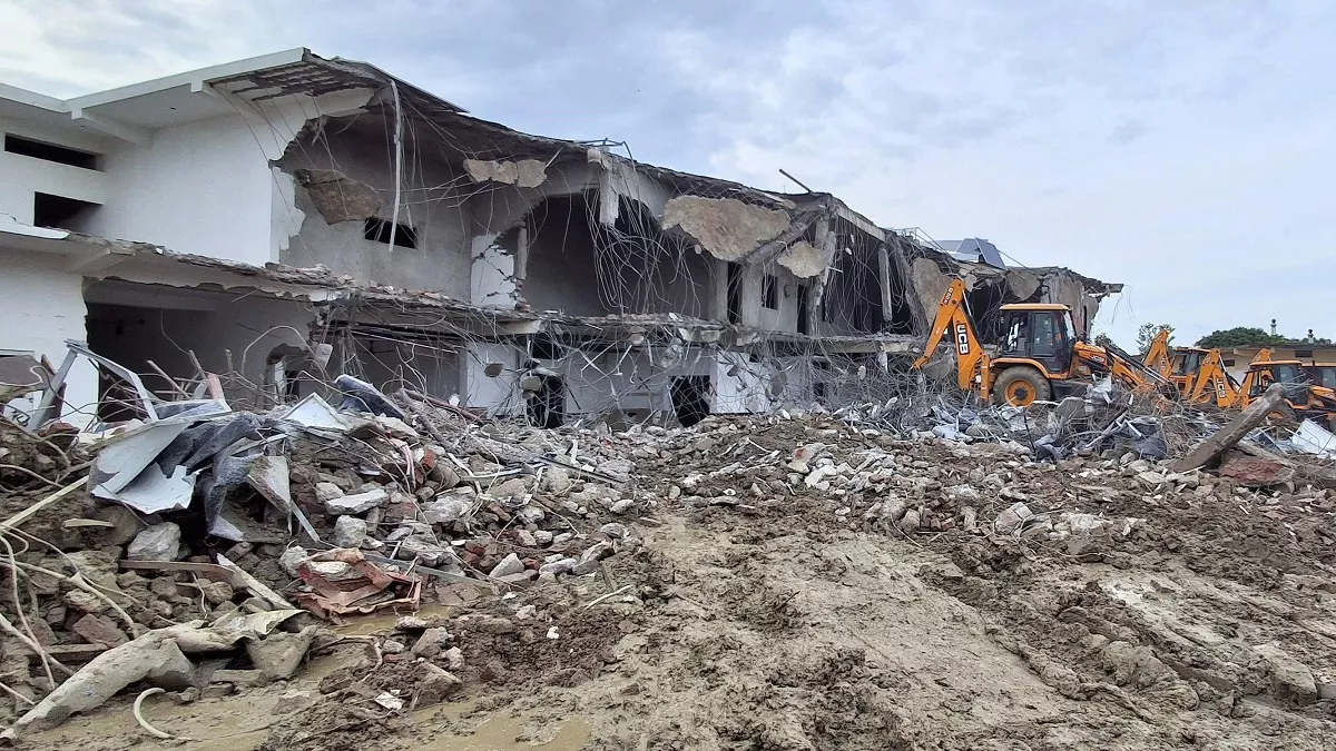 छांगुर बाबा की 40 कमरों की कोठी गिराने में प्रशासन के पसीने छूटे, 8 ...