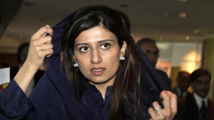 पाकिस्तान की पूर्व विदेश मंत्री हिना रब्बानी बीच इंटरव्यू में हुईं ...