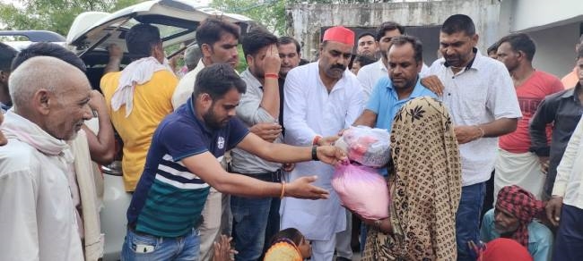 पूर्व विधायक ने बाढ़ पीडि़तों को बांटी राहत सामग्री - rashan kit ...