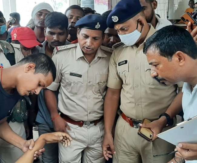 जमुई में दो गुटों के बीच खूनी संघर्ष, फिल्मी स्टाइल में युवक की गोली मारकर हत्या - Bloody clash ...