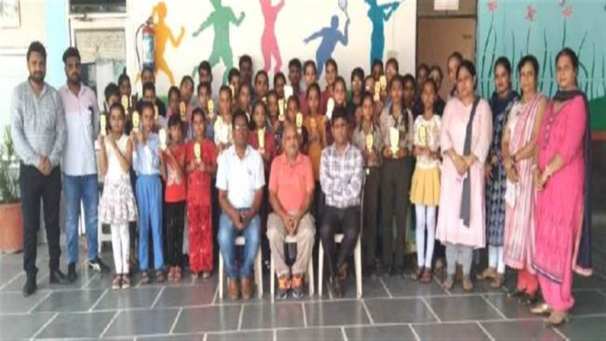 शाबाश होनहारों: जेनिसिस क्लासिस के विद्यार्थियों ने गाडे सफलता के झंडे ...