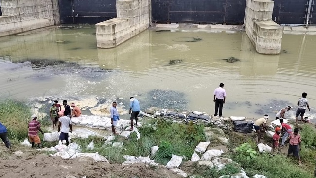 Sheohar: शिवहर शहर पर बाढ़ का साया, बेलवा में सुरक्षा तटबंध में रिसाव ...