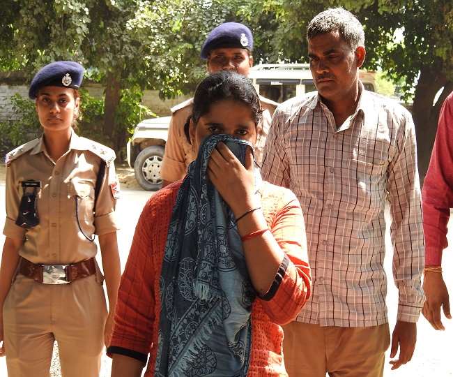 गजब की लापरवाही ! अपनी ड्यूटी कराने काे रेलवे कर्मी ने दिहाड़ी पर रखा ...