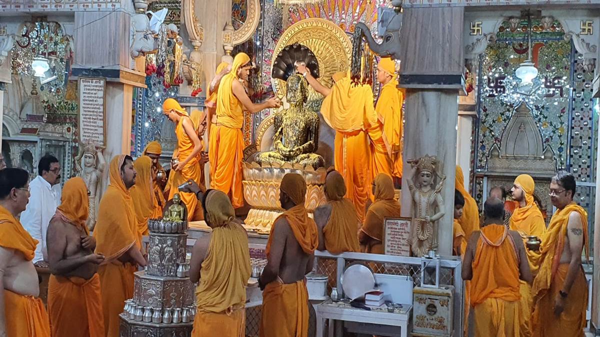 वाराणसी में अनंत चतुर्दशी पर अनंतनाथ और पार्श्वनाथ भगवान का हुआ 108 रजत ...