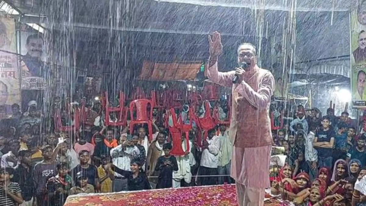 MP News: CM शिवराज चौहान ने बारिश में भीगते हुए जौरावासियों को दी ...