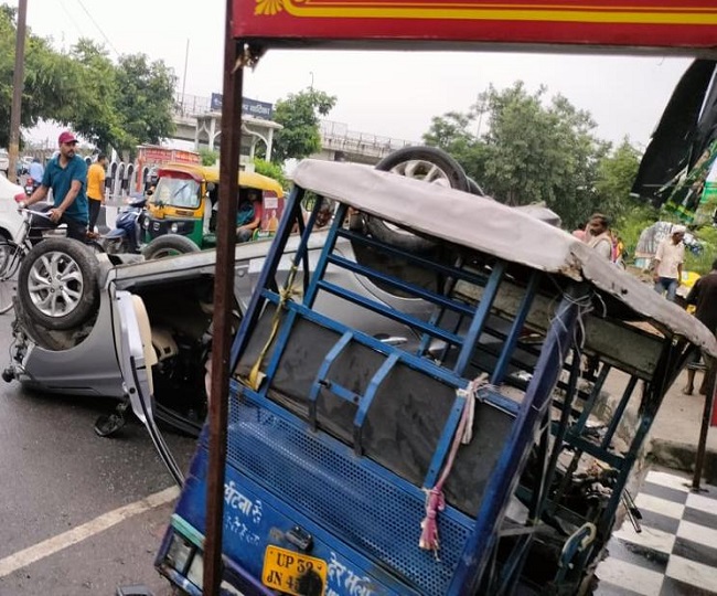 Lucknow News: तेज रफ्तार अनियंत्रित कार ने सड़क किनारे सो रहे ई रिक्शा ...