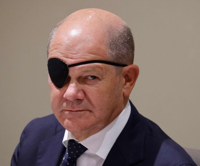 जर्मन चांसलर स्कोल्ज़ का नया लुक वायरल, आंखों पर पट्टी के साथ G20 में ...