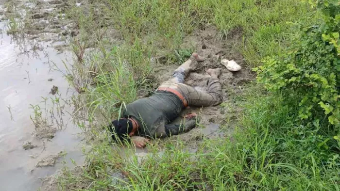 साहब मैं जिंदा हूं... 'लाश' उठाने की तैयारी के बीच अचानक खड़ा हुआ ...