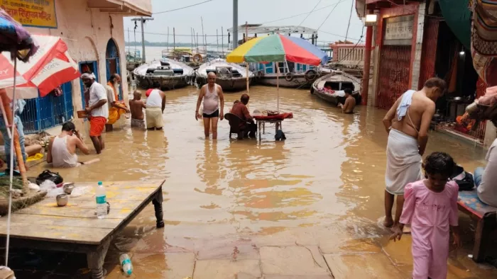 Varanasi Flood Report : वाराणसी में गंगा का कहर जारी, बाढ़ से 90 गांव ...
