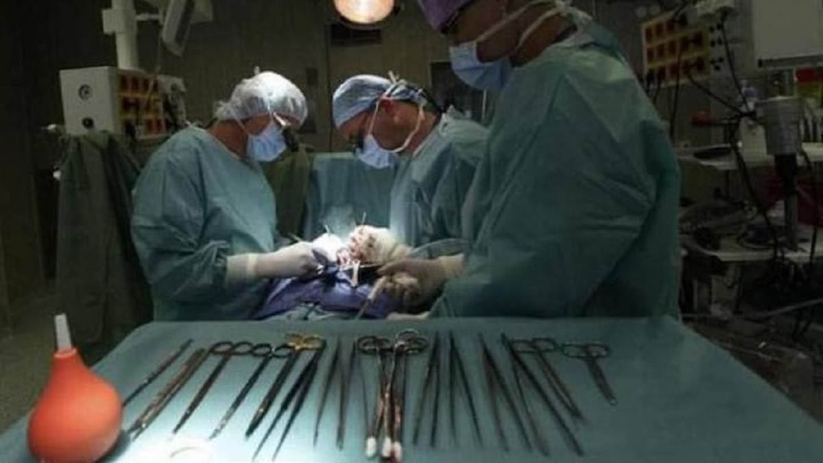 डॉक्टरों ने पार की लापरवाही की हदें, पांच साल पहले मरीज के पेट में ...