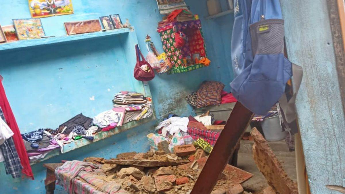 Agra News: आगरा में दो दिन से लगातार हो रही वर्षा के चलते दो घरों की छत ...