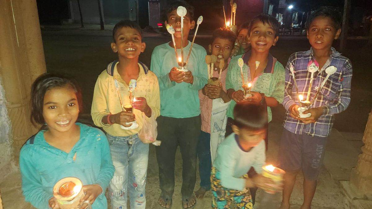 Aligarh News : भौतिकता की दौड़ में विलुप्त हो रही ब्रज की टेसू-झेंझी की ...