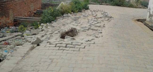 कई जगह से धंसा संपर्क मार्ग आए दिन हो रहे हादसे - Mainpuri - Damped ...