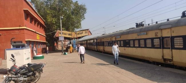 पैसेंजर ट्रेन के परिचालन से यात्रियों में खुशी - Passengers delight in ...