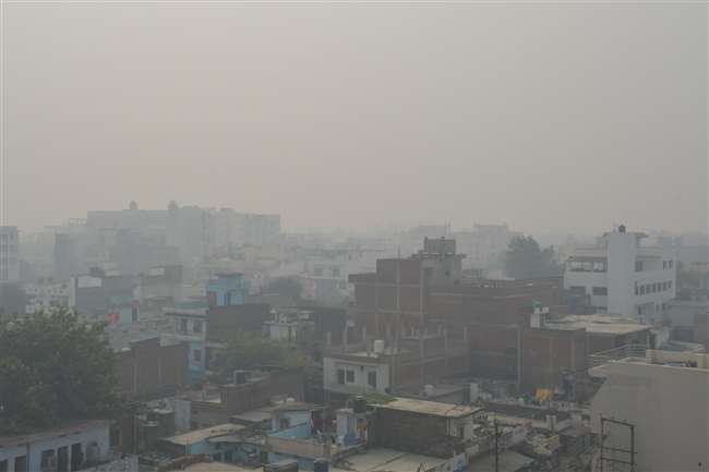 Air Pollution in Varanasi : धुएं से ढका वाराणसी का आसमान, सूर्य की ...