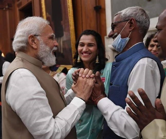 काबिल बेटी ने पिता की करवाई प्रधानमंत्री से मुलाकात - rani father meet ...