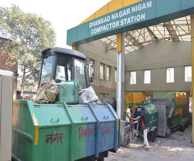 Dhanbad Municipal Corporation: कचरा गाड़ी में चुपके से फेंका था ...