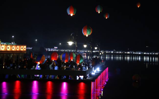 शंखनाद और गीता आरती के बीच दीपदान के साथ संपन्न हुआ महोत्सव - Festival ...