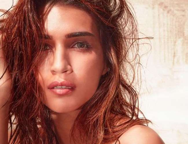 Kriti Sanon COVID-19 Positive: बॉलीवुड पर कोविड-19 का प्रकोप, अब कृति ...