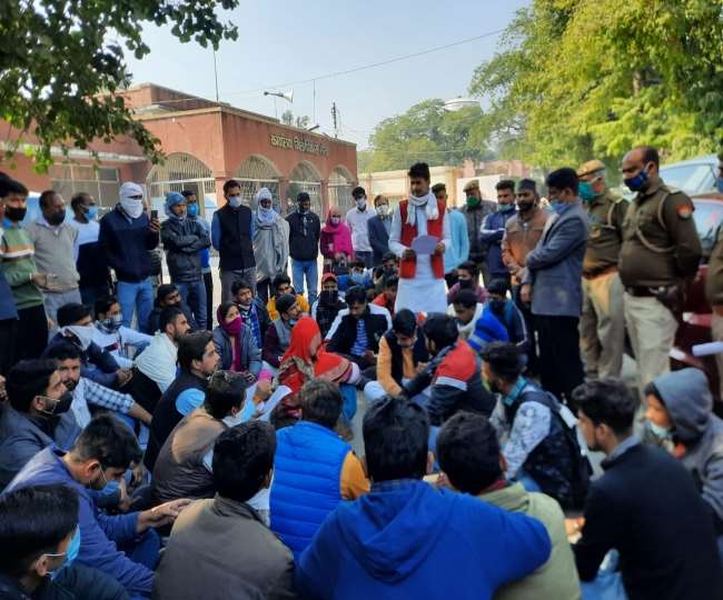 मेरठ में लापता होमगार्ड जवान की बरामदगी को लेकर छात्रों का प्रदर्शन ...