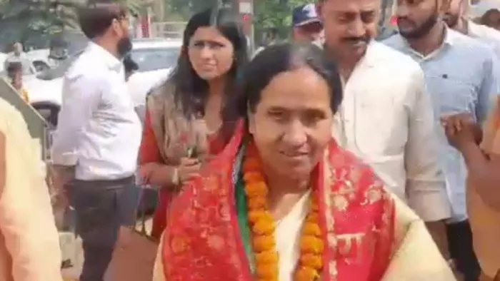 नवनिर्वाचित विधायक मिथिलेश पाल की मुश्किलें बढ़ीं, खतरे में पड़ी ...