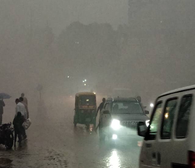 Ranchi Rain: रांची में झमाझम बारिश से हुई दिन की शुरुआत, बढ़ी कनकनी; इन ...