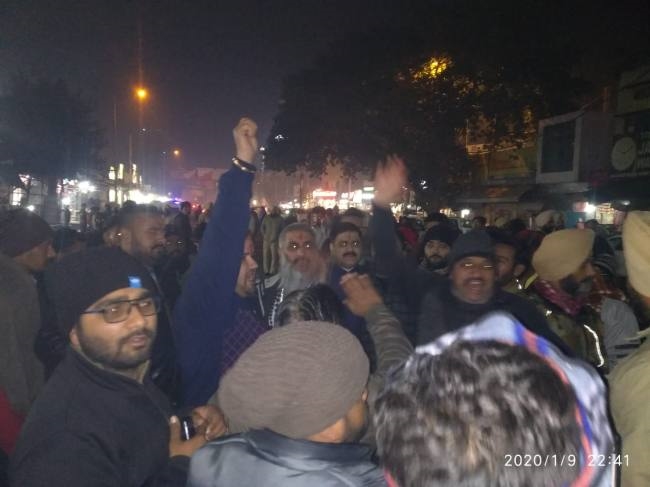 हिंदू नेता सूरी पर अज्ञात कार सवारों ने किया हमला - Attack on Hindu ...