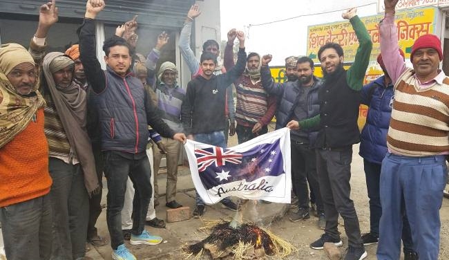 क्रिकेट प्रेमियों ने फूंका आस्ट्रेलिया का झंडा - Cricket lovers burn ...