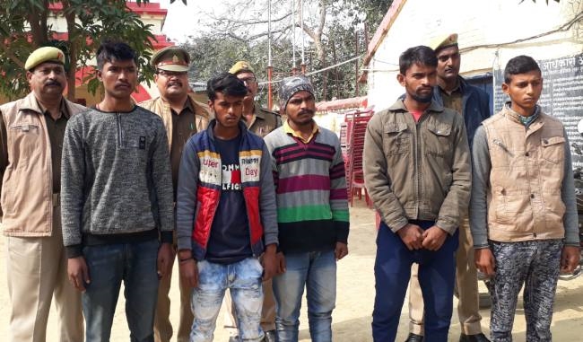 ग्राम प्रधान के घर डकैती की साजिश रचते पांच धराए - Five robbers ...