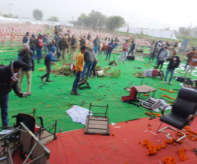 करनाल में प्रदर्शनकारियों की उग्र भीड़ ने तोड़ा मंच, सीएम मनोहर लाल ...