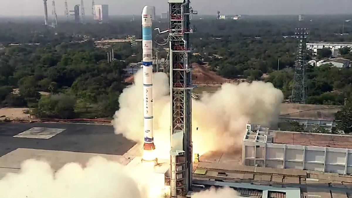ISRO Satellites: इसरो का एक और कीर्तिमान, छोटे सेटेलाइट प्रक्षेपण बाजार ...