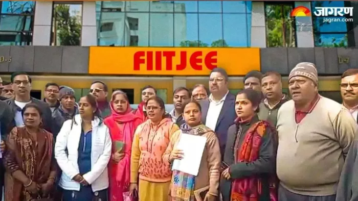 FIITJEE कोचिंग सेंटर के 12 बैंक खाते फ्रीज, अभिभावकों ने लगाया ये आरोप - 12 bank accounts of ...