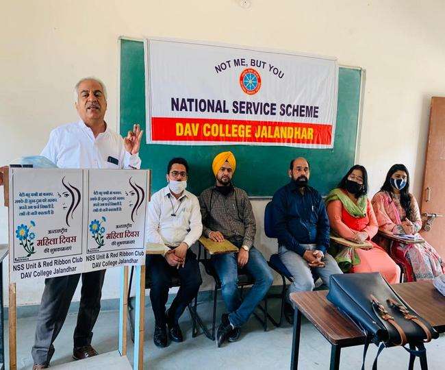 महिलाओं व पुरुषों में भेदभाव मिटाने का सबसे बड़े हथियार है जागरूकताः ...