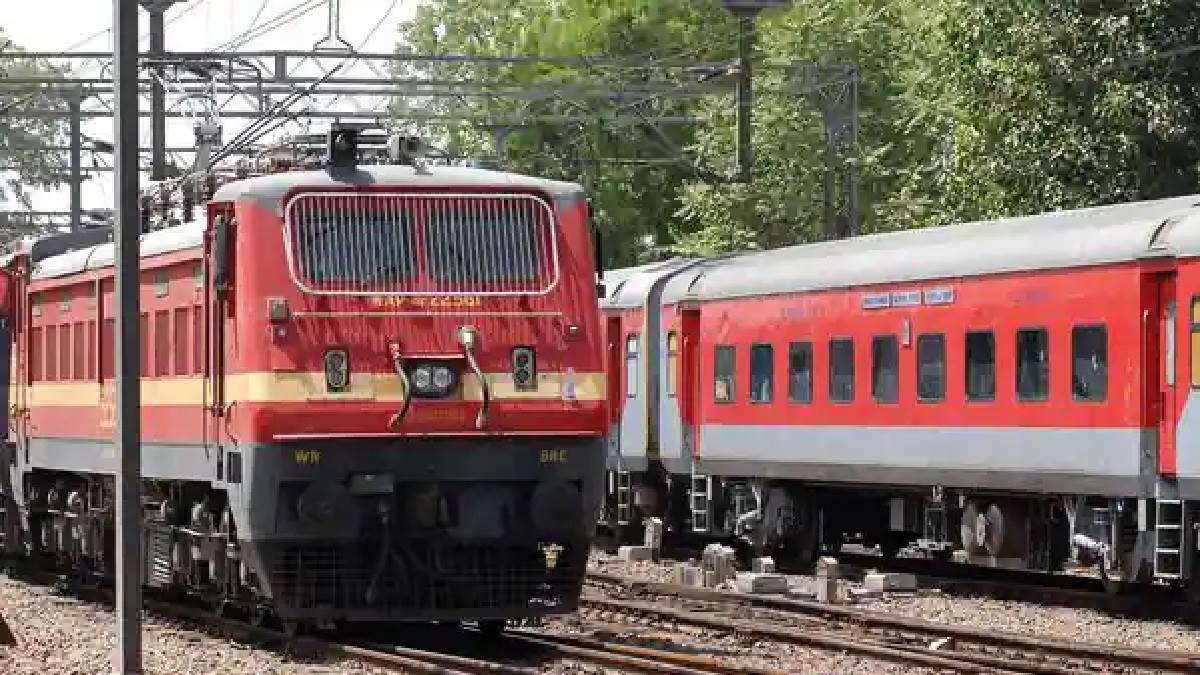 Train In UP: गोरखपुर-पूर्वोत्तर रेलवे के स्टेशनों से कई जोड़ी होली ...